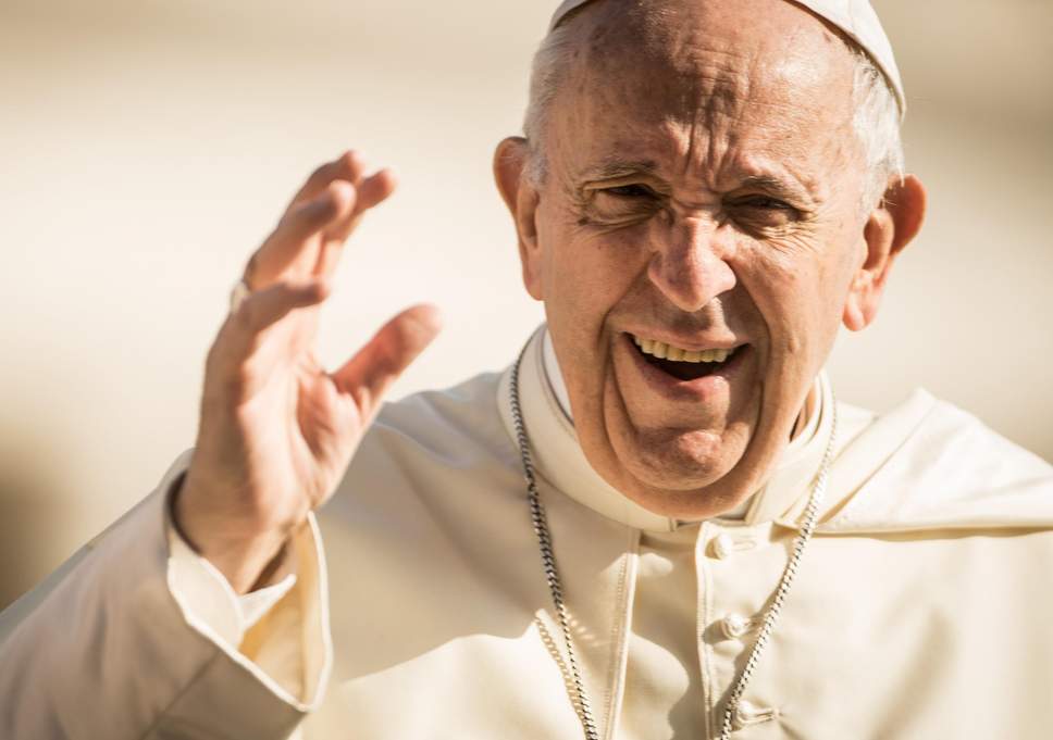 pope-francis-wave | The Third Angels Message - Worship Him